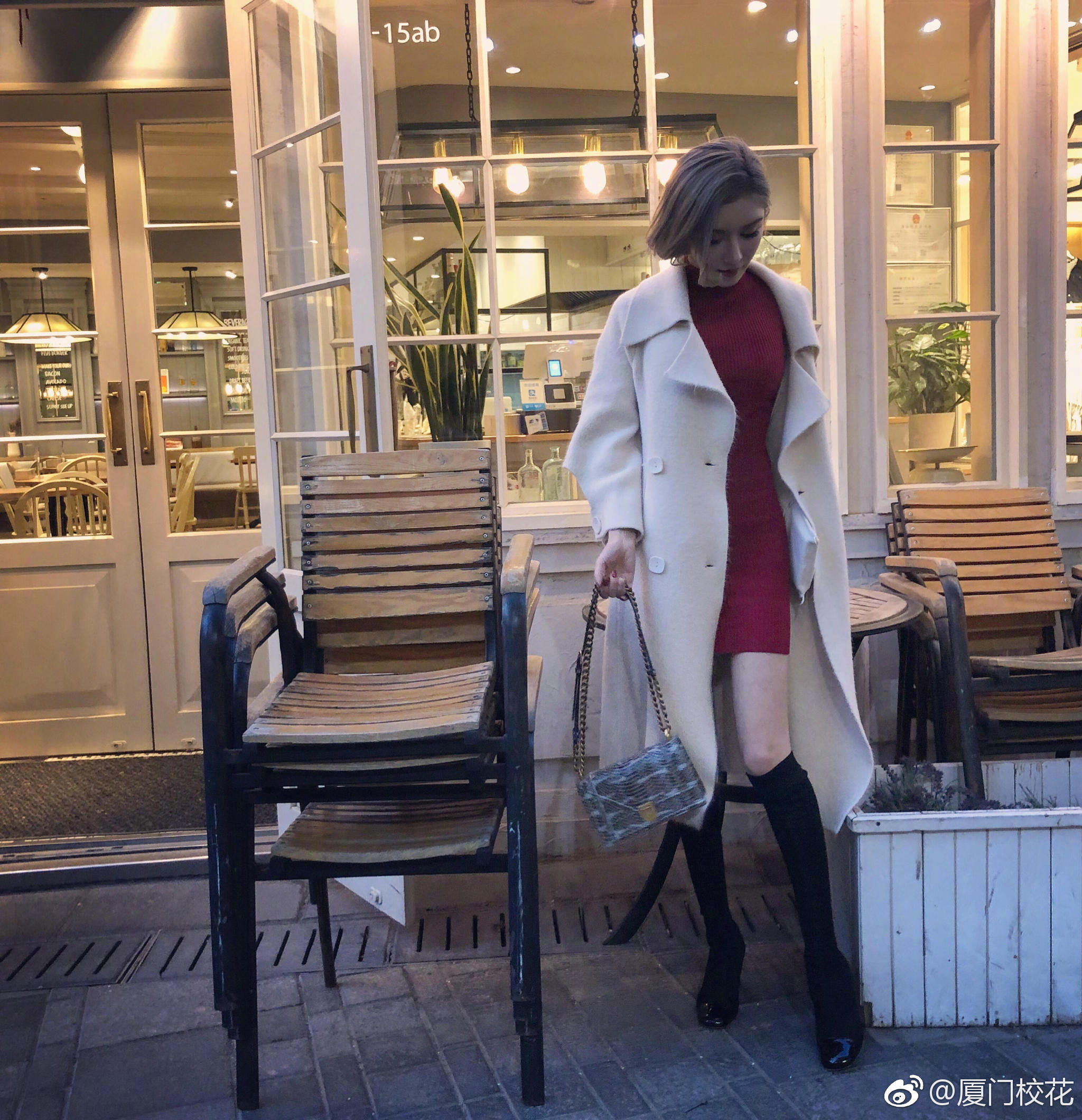 96年，就读于天津音乐学院，身高168cm，短发的妹子也很美丽！