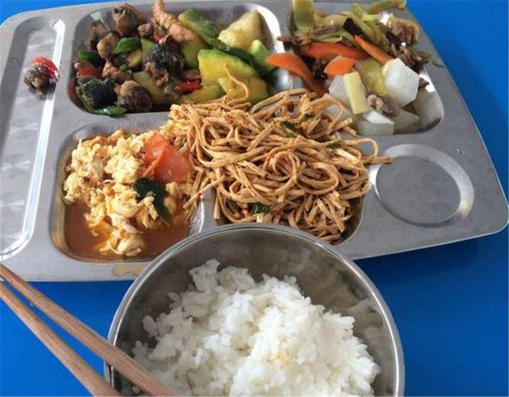 部队伙食是什么样的？士兵们的伙食标准是多少？|伙食|部队|炊事班_新浪新闻