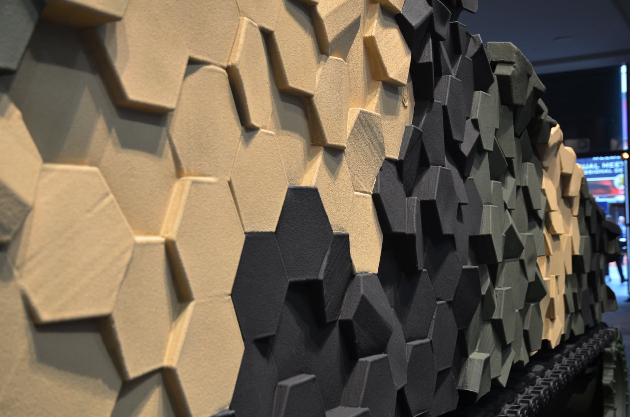 ArmorWorks公司开发的名叫“TactiCam”3D迷彩样式伪装贴片|3D|外层|车辆_新浪新闻