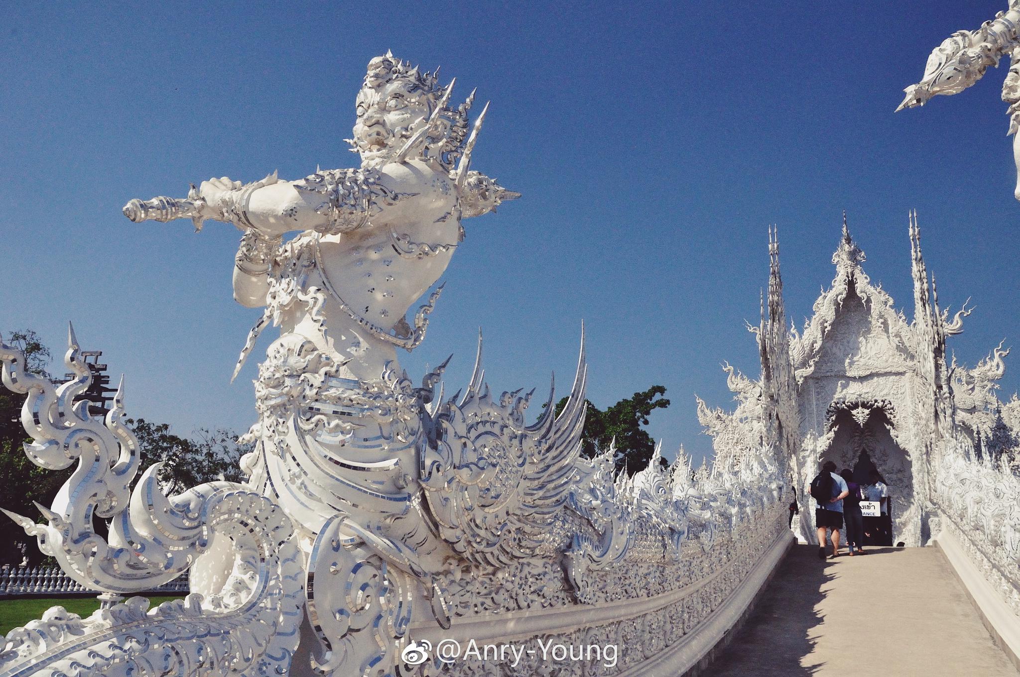 白庙（WHITE TEMPLE）真正的英文名叫Wat Rong Khun