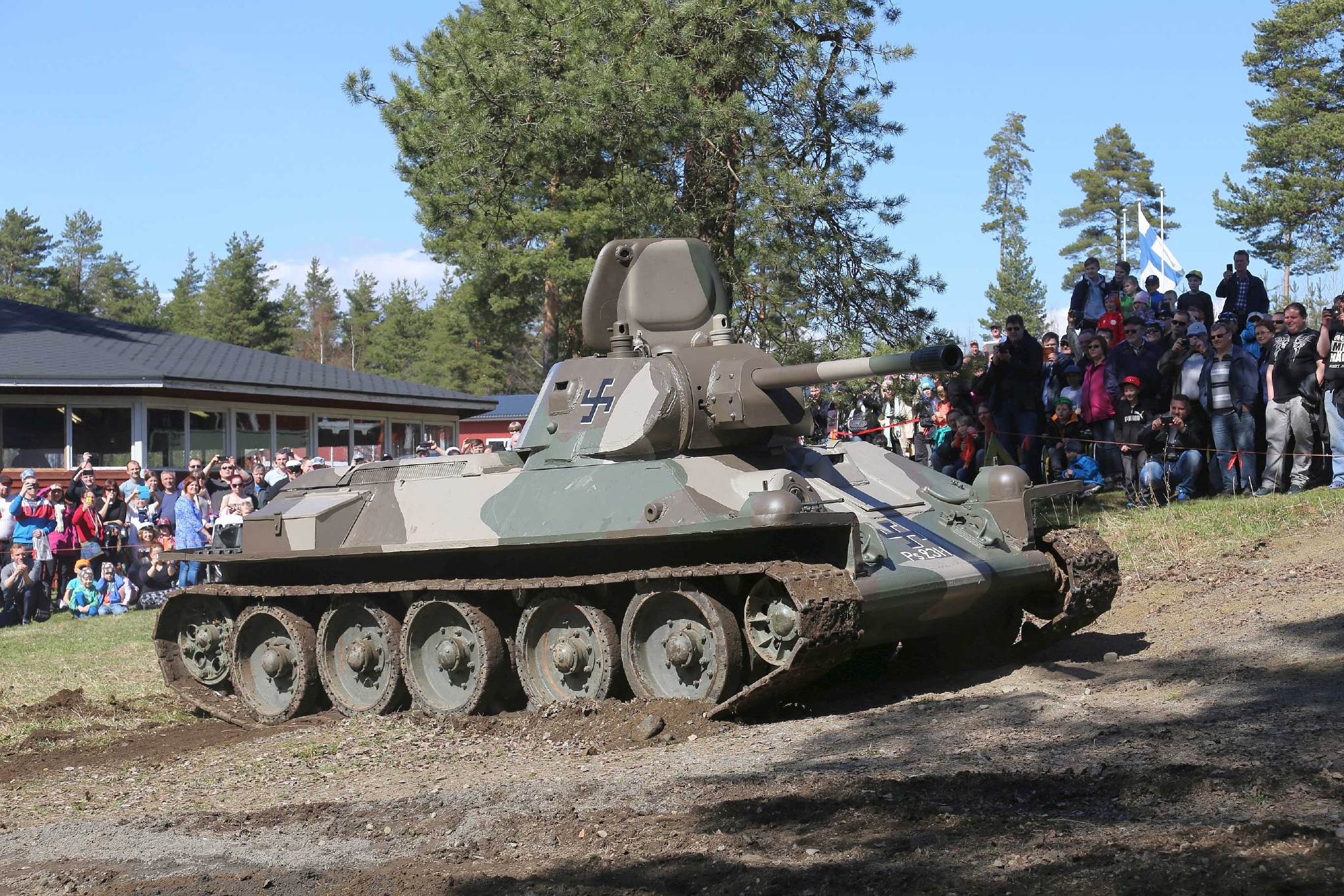 T-28牵引豹2A4？|坦克|赫尔辛基|装甲兵_新浪新闻