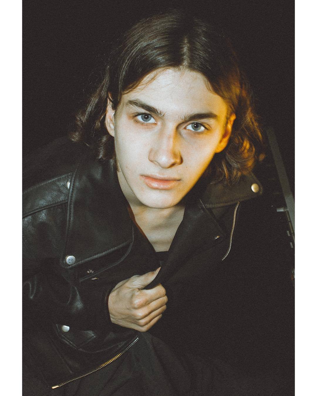 圣彼得堡的肖像俄罗斯摄影师 Dima Komarov 所捕捉到的青春和自