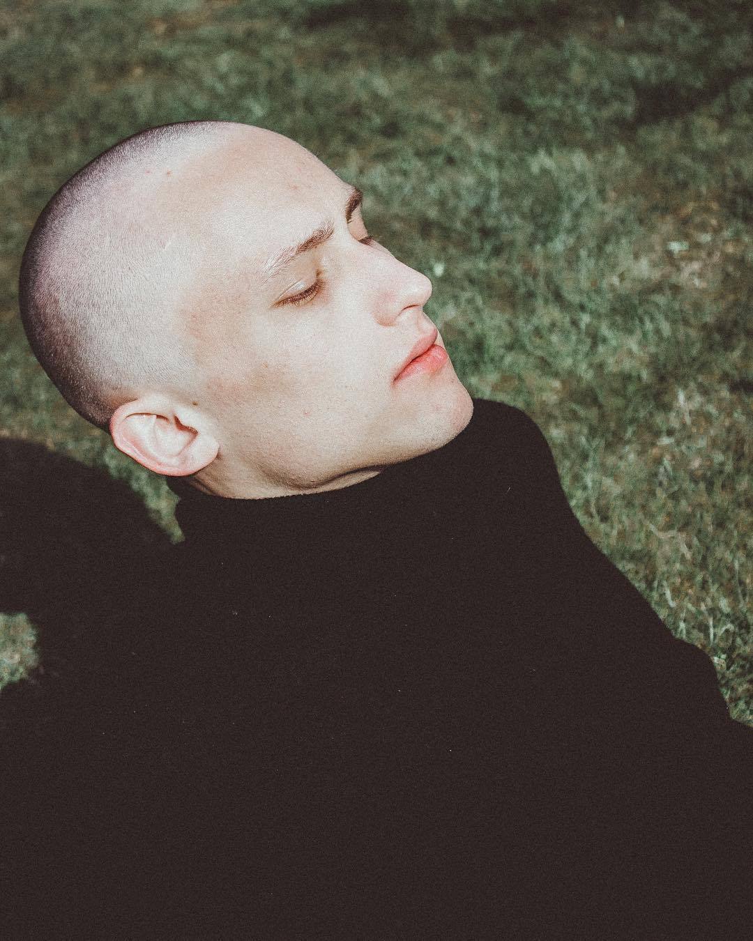 圣彼得堡的肖像俄罗斯摄影师 Dima Komarov 所捕捉到的青春和自