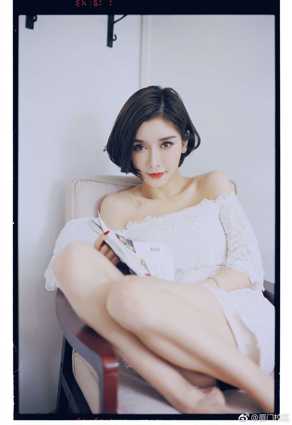 96年，就读于天津音乐学院，身高168cm，短发的妹子也很美丽！