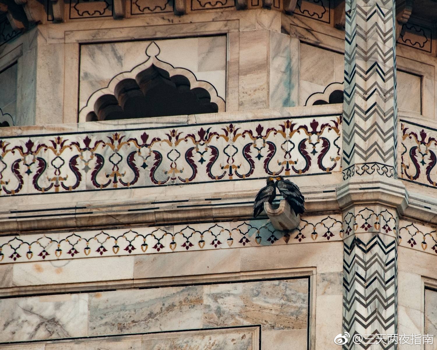 泰姬陵的设计，本是伊斯兰简约大气的建筑风格，而后