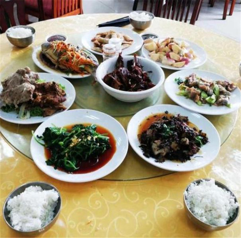 部队伙食是什么样的？士兵们的伙食标准是多少？|伙食|部队|炊事班_新浪新闻