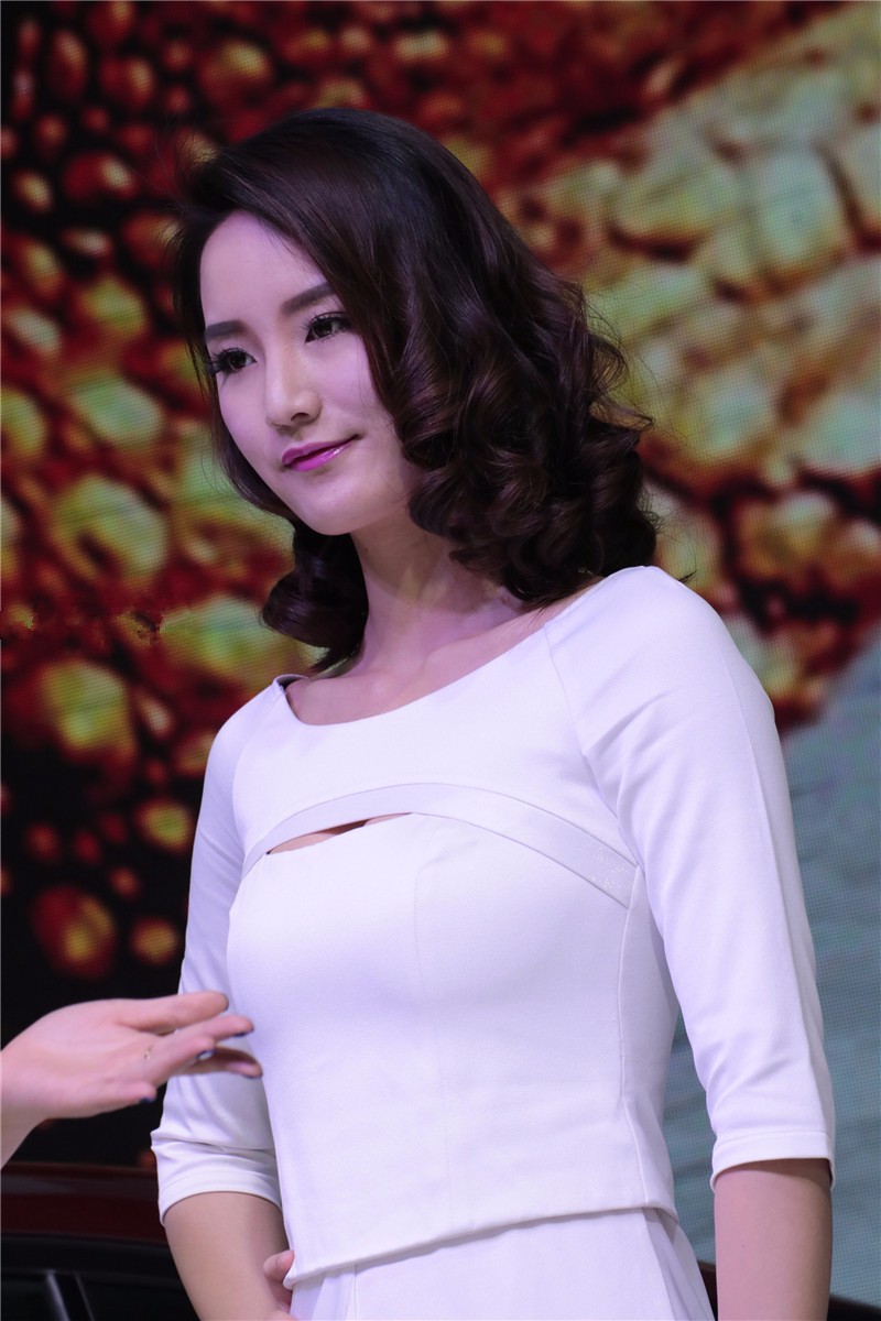 街拍车模，白色微露胸装美女，发型和唇彩让气质更突出|唇彩|车模|街拍_新浪新闻