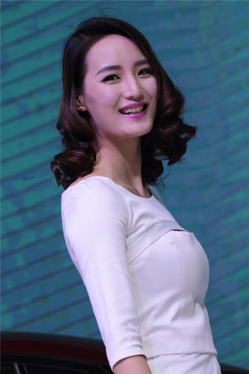 街拍车模，白色微露胸装美女，发型和唇彩让气质更突出