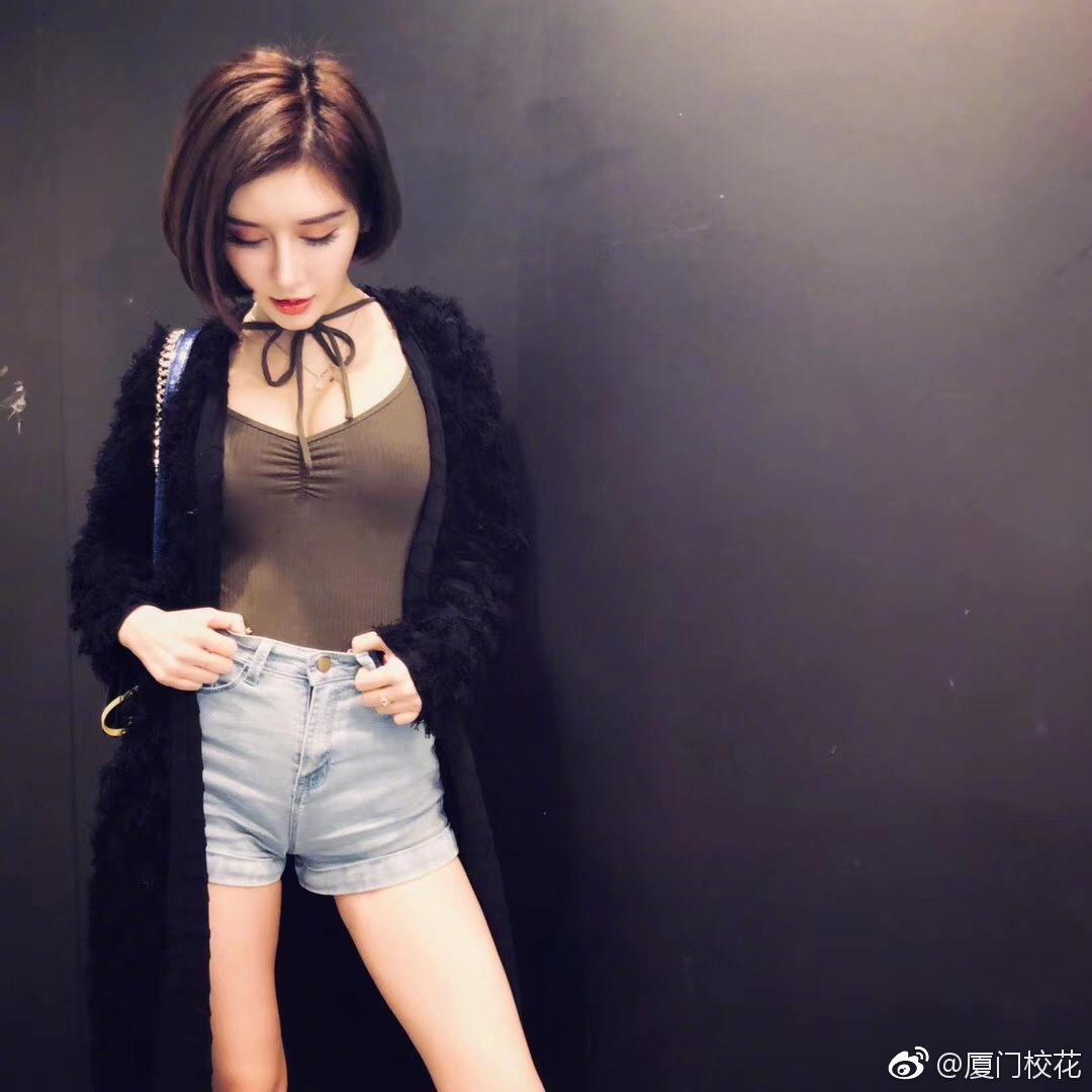 96年，就读于天津音乐学院，身高168cm，短发的妹子也很美丽！