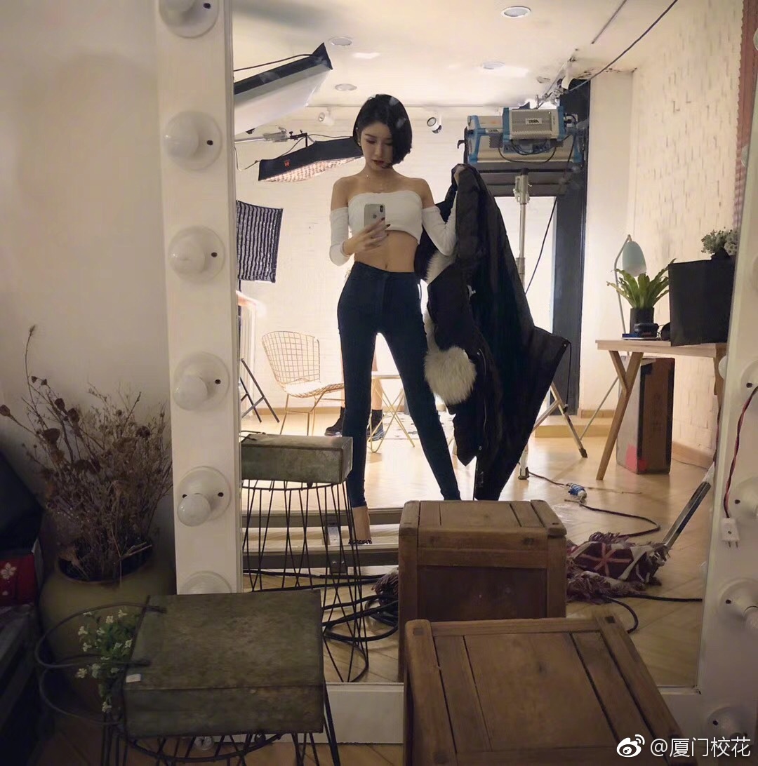 96年，就读于天津音乐学院，身高168cm，短发的妹子也很美丽！