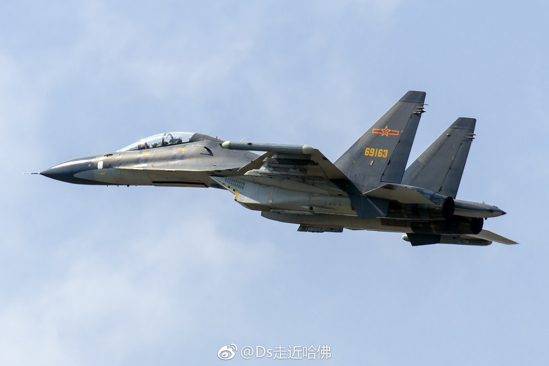 中国空军苏-30MKK日常一组。收美国F-15E双重任务战斗机的影响|战斗机|中国空军|战斗轰炸机|日常|机型_新浪新闻