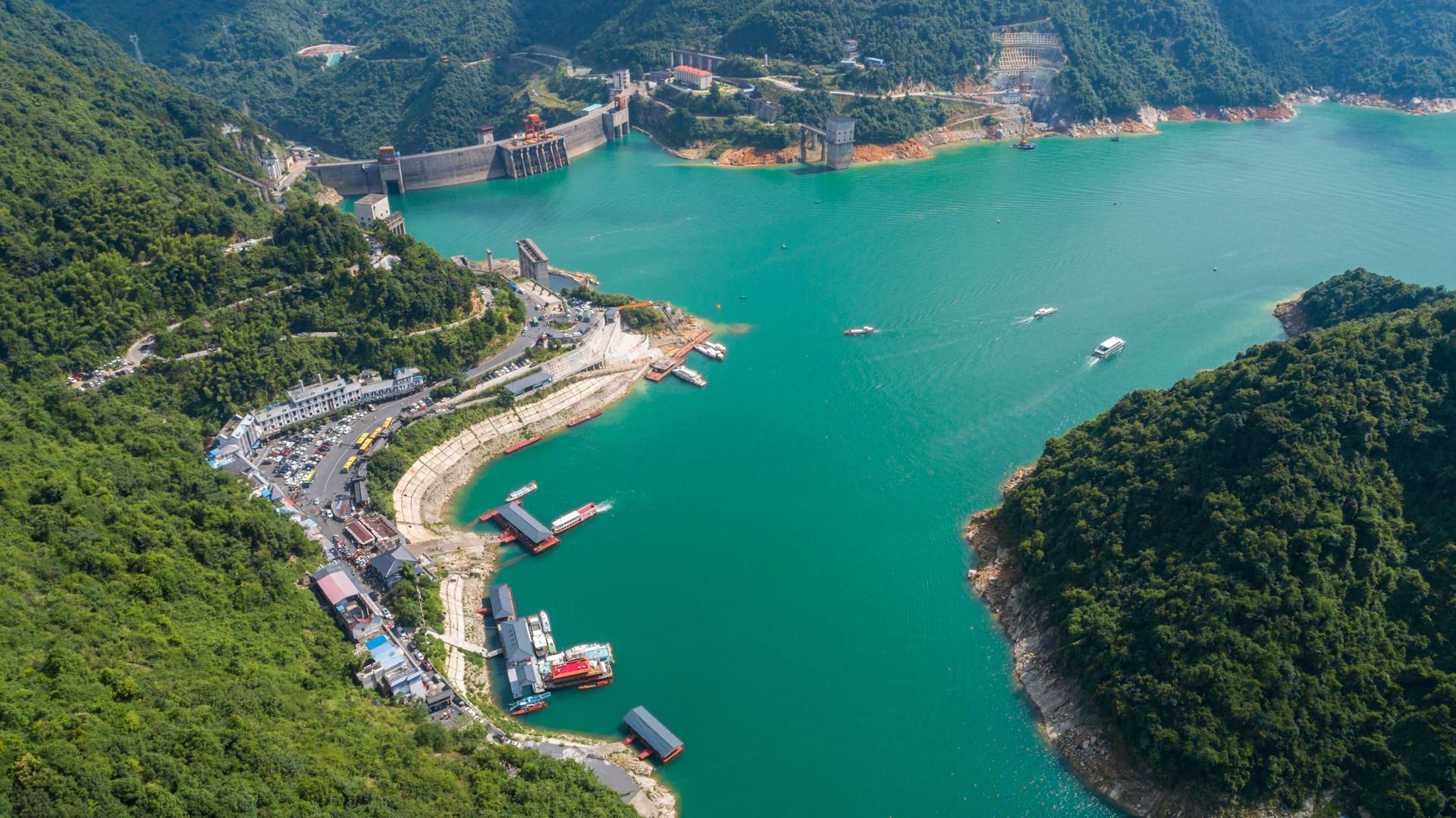 俯瞰郴州东江湖风景旅游区，坐着船游览，吹吹清新空气