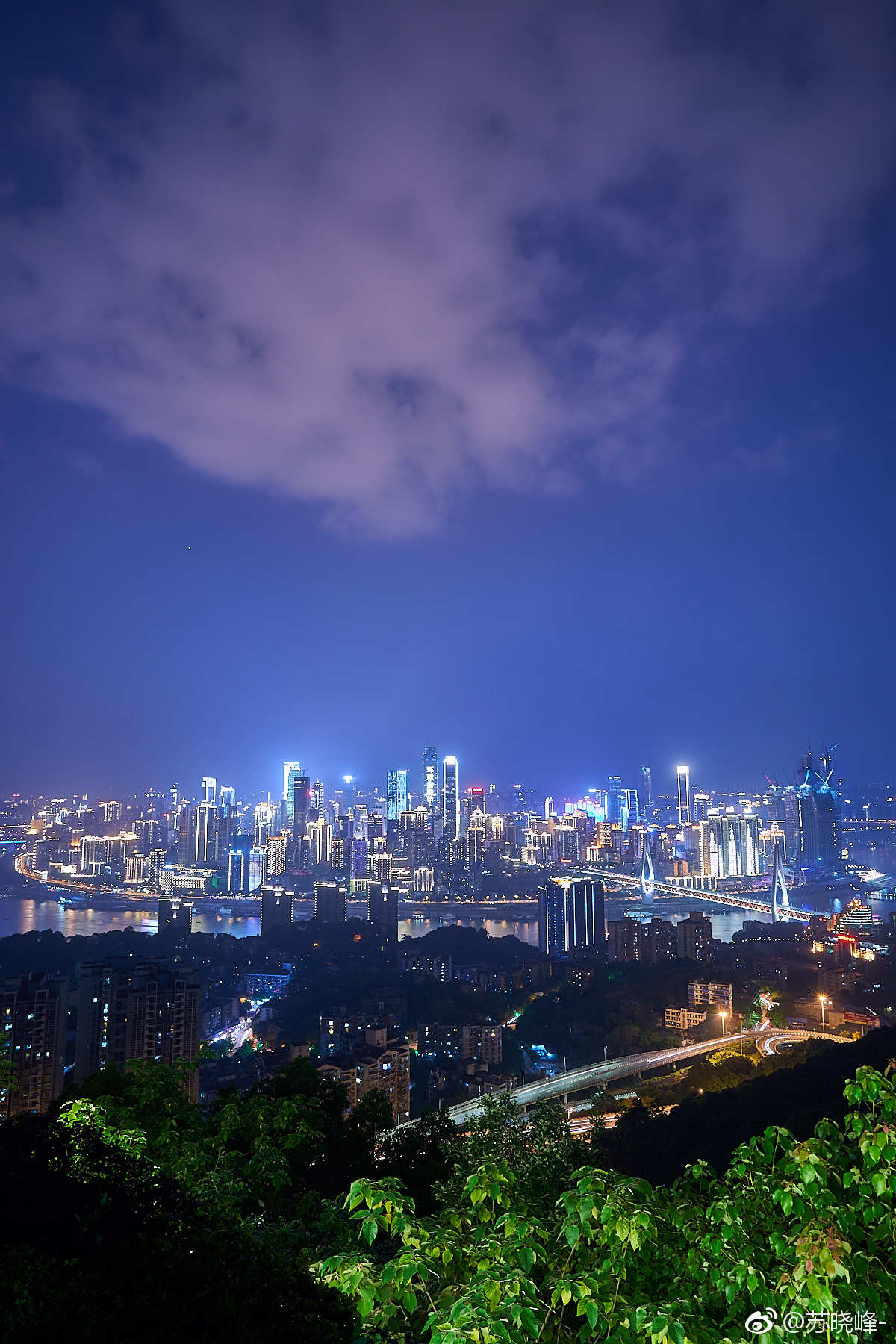从南山一棵树观景台看大重庆夜色。