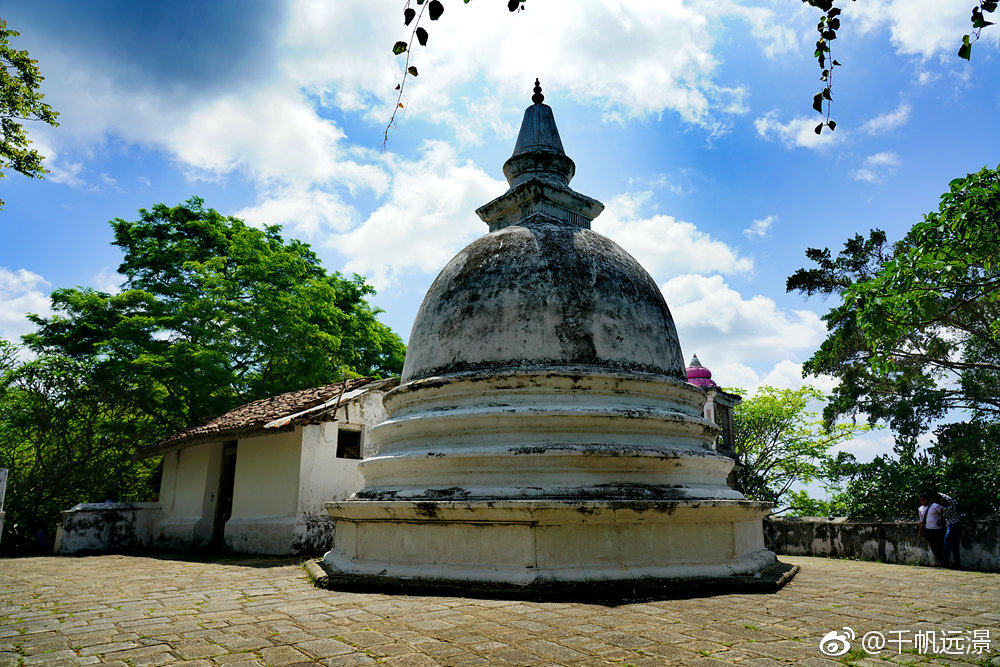 作为一个宗教国度，在斯里兰卡65000平方公里的国土上