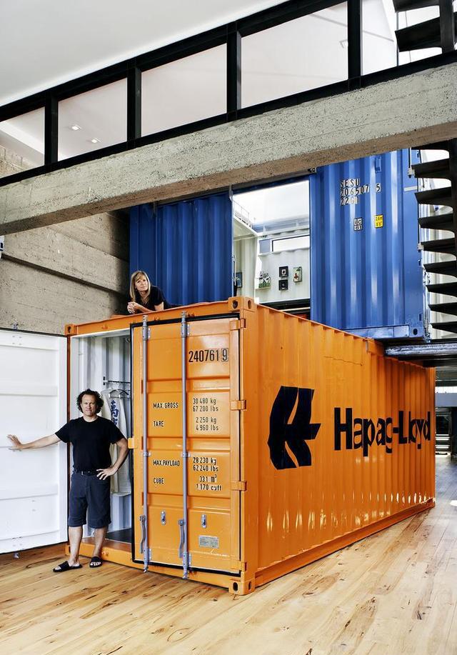 两个集装箱，夫妇放置了一件有史以来最大的艺术品