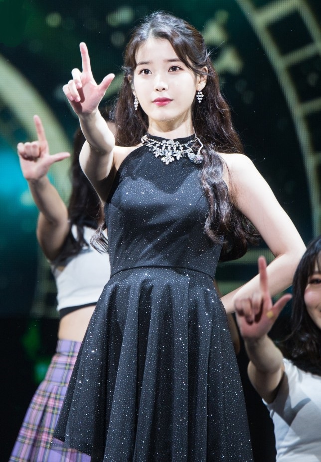 一直时髦的IU也穿错，整体造型偏某宝风，鞋子简直是“王炸”！