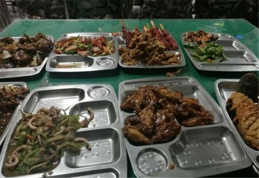 部队伙食是什么样的？士兵们的伙食标准是多少？|伙食|部队|炊事班_新浪新闻