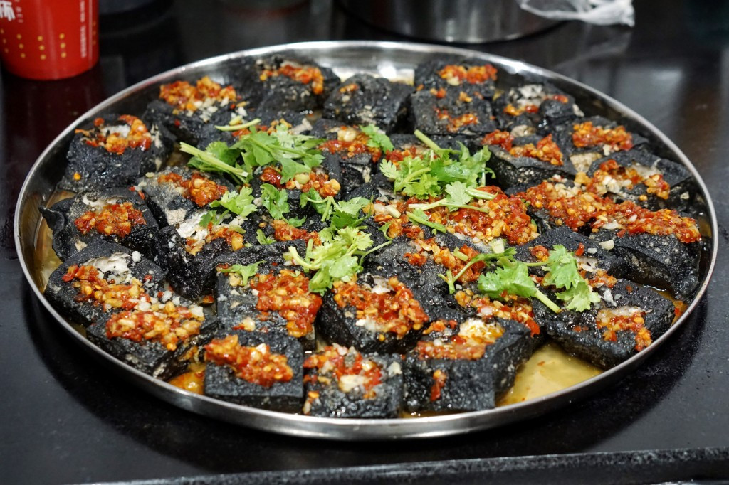 黑色经典旗舰店入驻太平街口，灌汁臭豆腐演绎长沙经典|臭豆腐|经典|长沙_新浪新闻