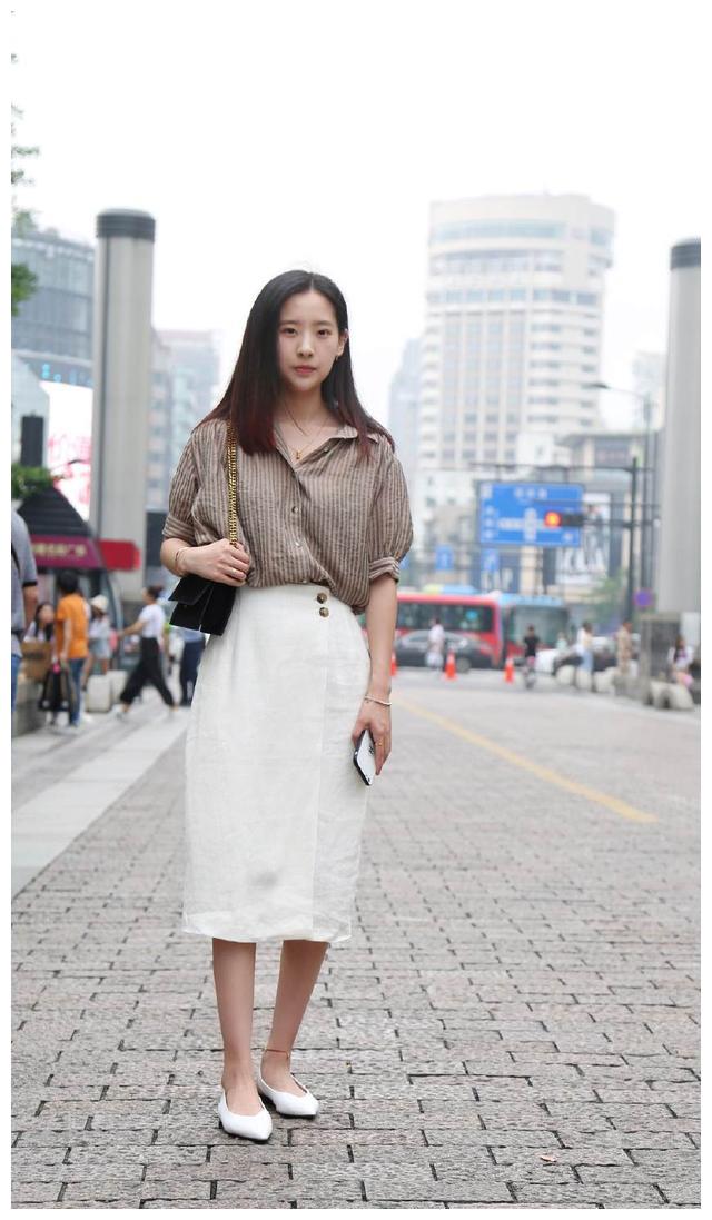 杭州街拍：穿衬衫半裙的姑娘超美超有气质