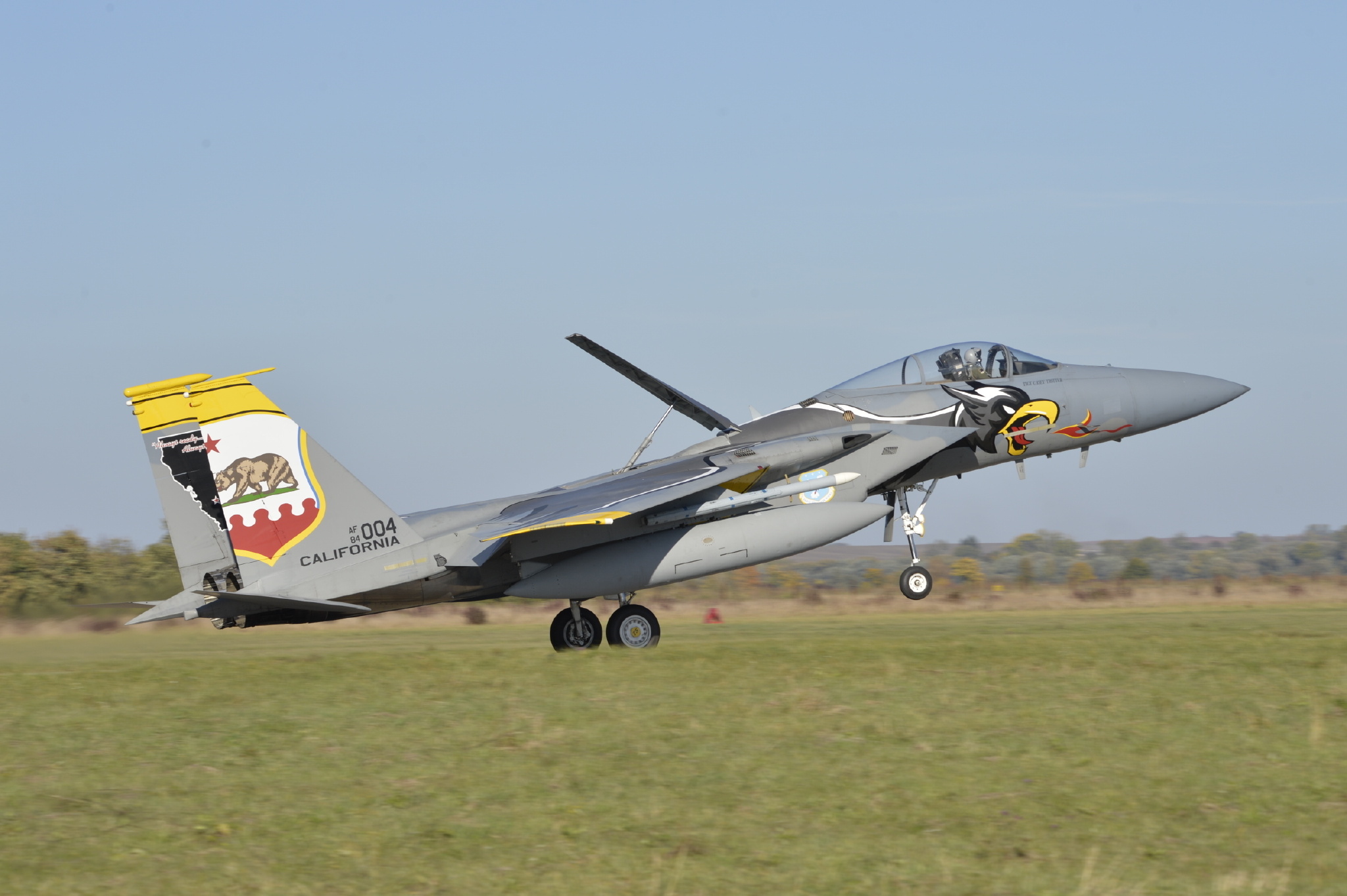 美军F-15战斗机飞抵乌克兰