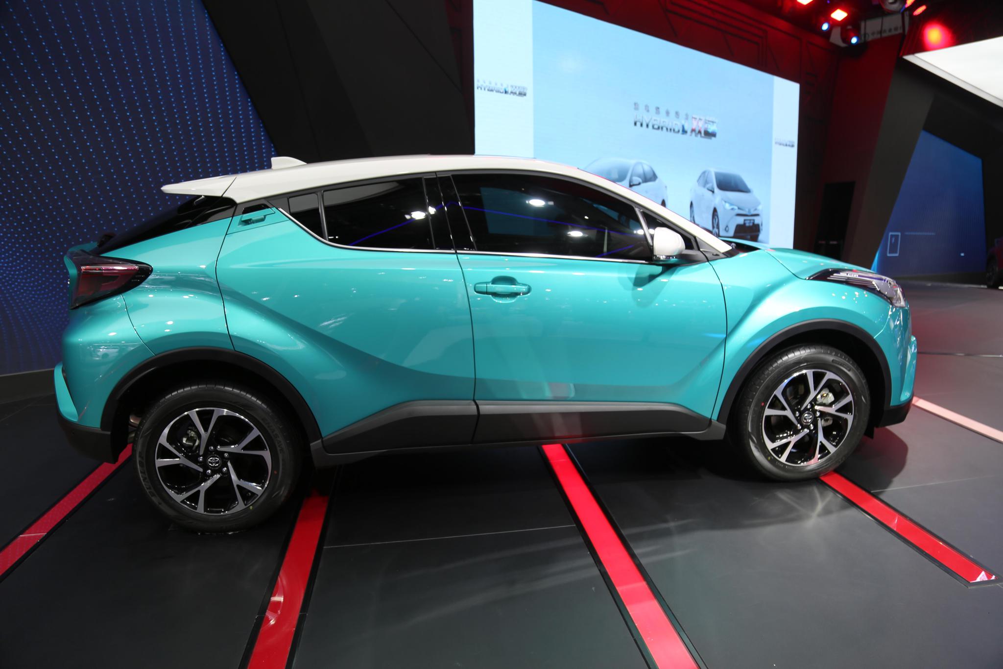 丰田TNGA丰巢概念首款SUV C-HR，2018深港澳车展实拍！-新浪汽车