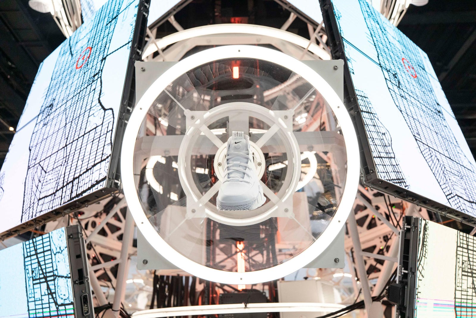 上海有耐克001，纽约打卡新地标，耐克000 正式开幕！|旗舰店|鞋型|激光|扎染|服务_新浪新闻