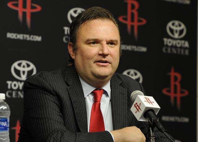 火箭队温情一幕! 22岁前锋做好两手准备, 为了儿子他必须坚强