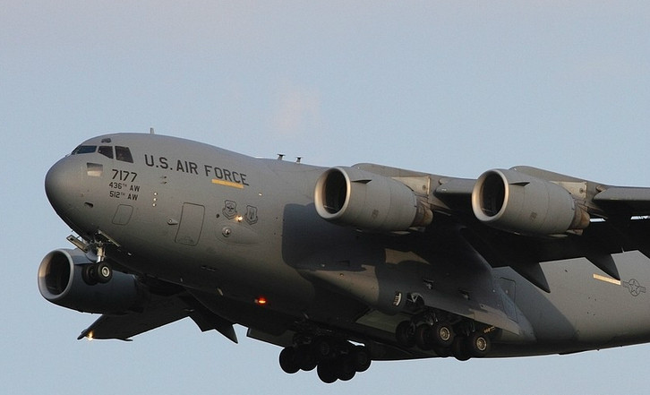 C，17环球霸王，世界上唯一能同时适应战略，战术任务的运输机