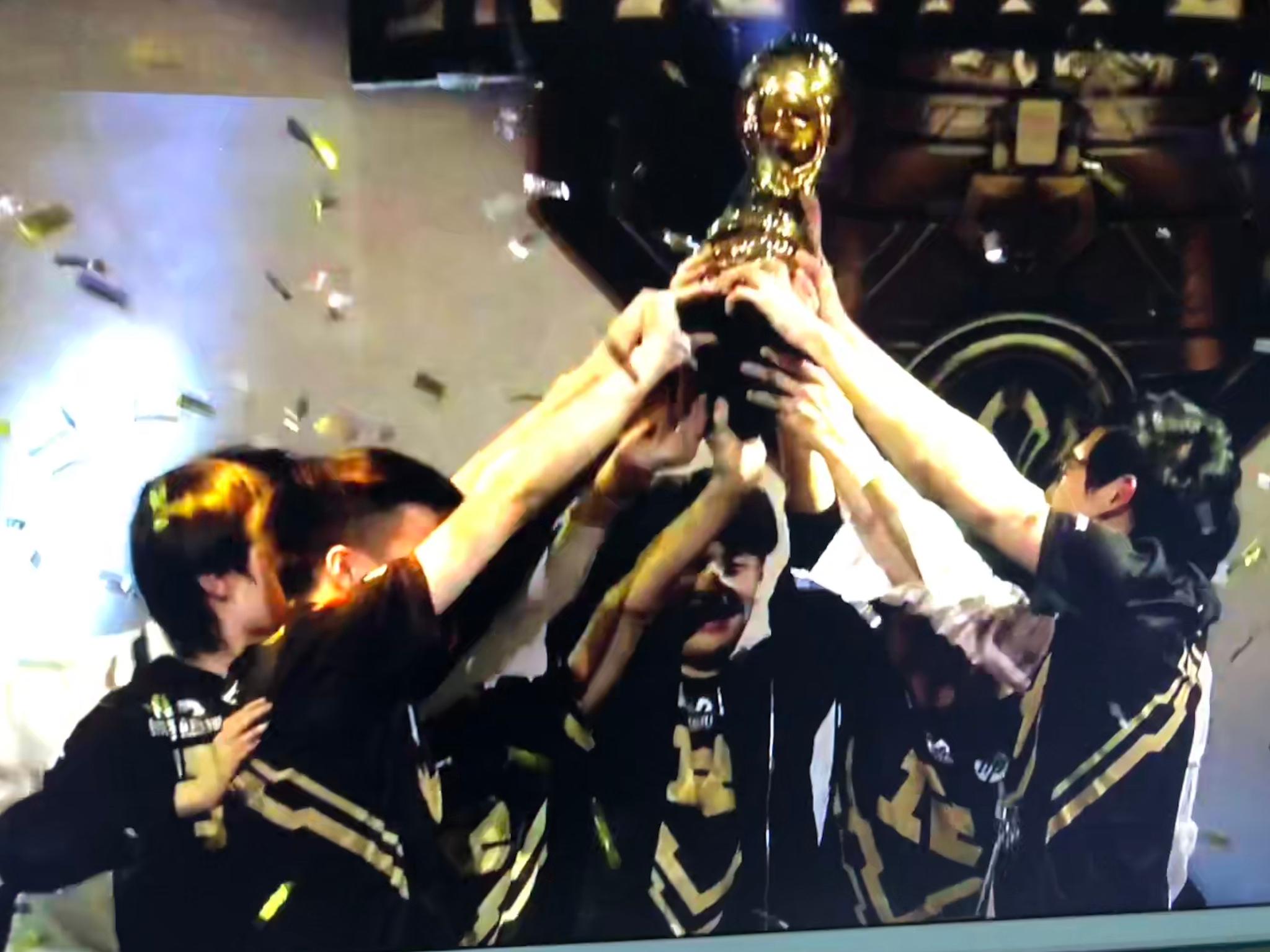 终于等到这句恭喜RNG夺冠！！我们骄傲的全华班！UZI！mlxg！karsa