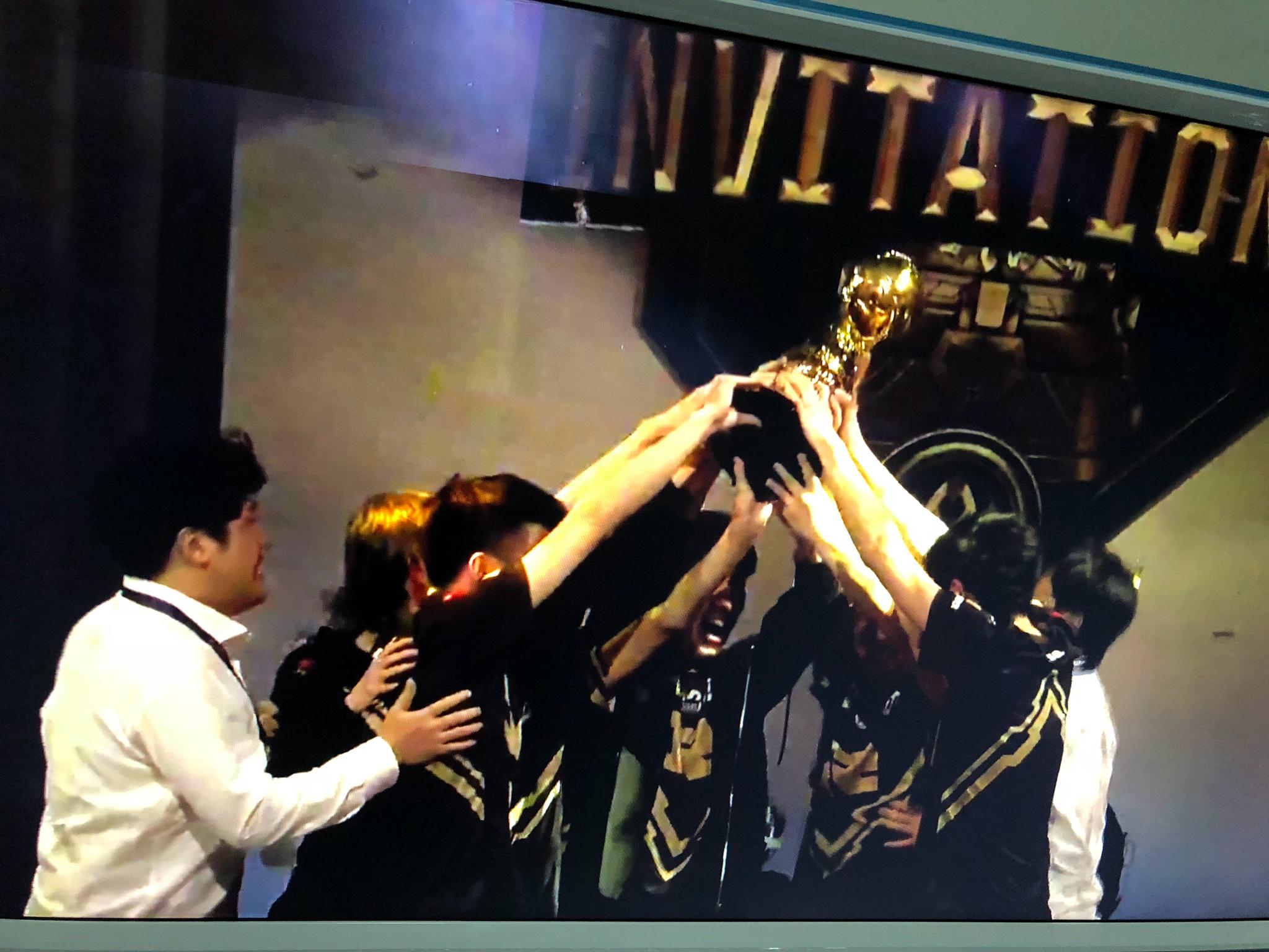 终于等到这句恭喜RNG夺冠！！我们骄傲的全华班！UZI！mlxg！karsa