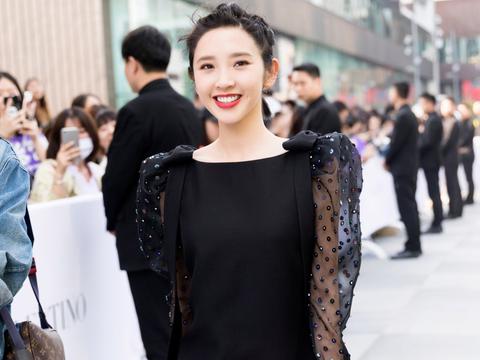 唐艺昕现身露标志性笑容，甜度满分！长袖透视小黑裙露纤细美腿|唐艺昕|黑裙|甜度_新浪新闻