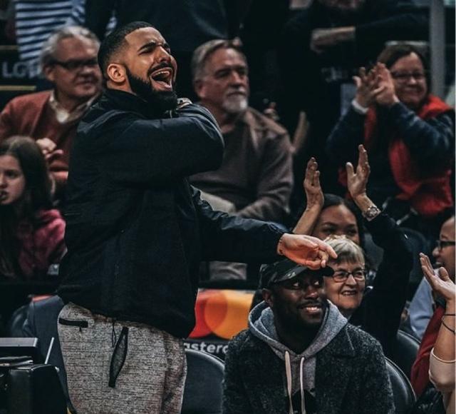 浑身都是戏！Drake 被抓包偷喝调酒 慌张反应令数万网民疯传！|调酒|网民|巴黎水_新浪新闻