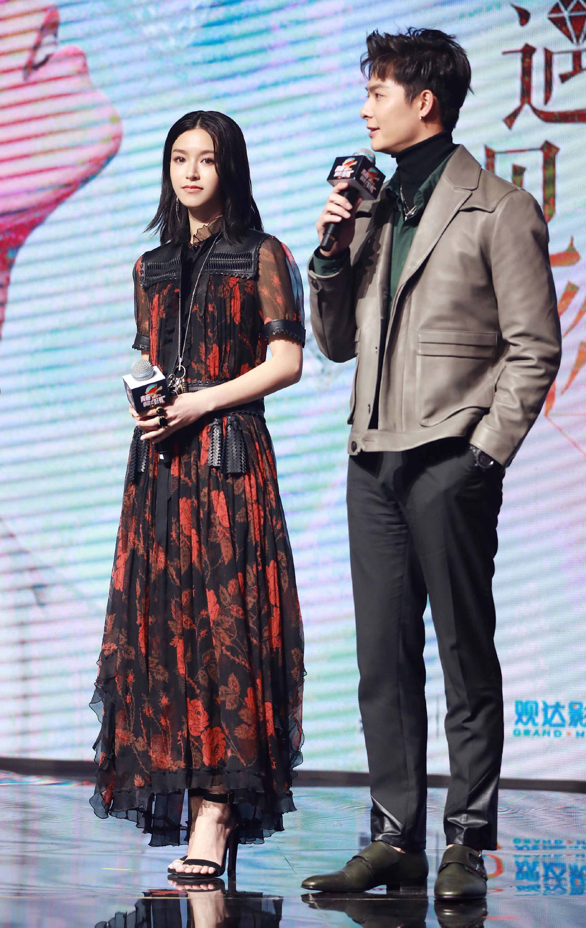 来品一品@JaniceMan文咏珊 的穿搭图鉴，每一幅都超美