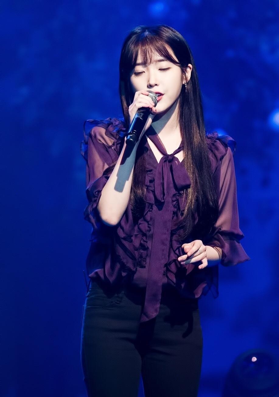 IU新造型, 没想到“老气贵族风”的紫色她穿的这么娇俏可爱|吊带|白皙|紫色_新浪新闻