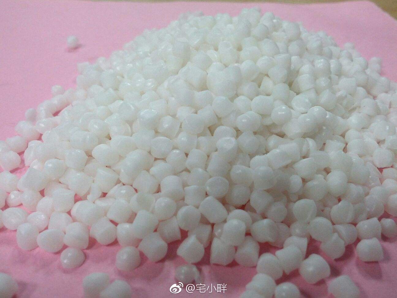 pvc英文名polyvinyl chlorid，英文缩写PVC