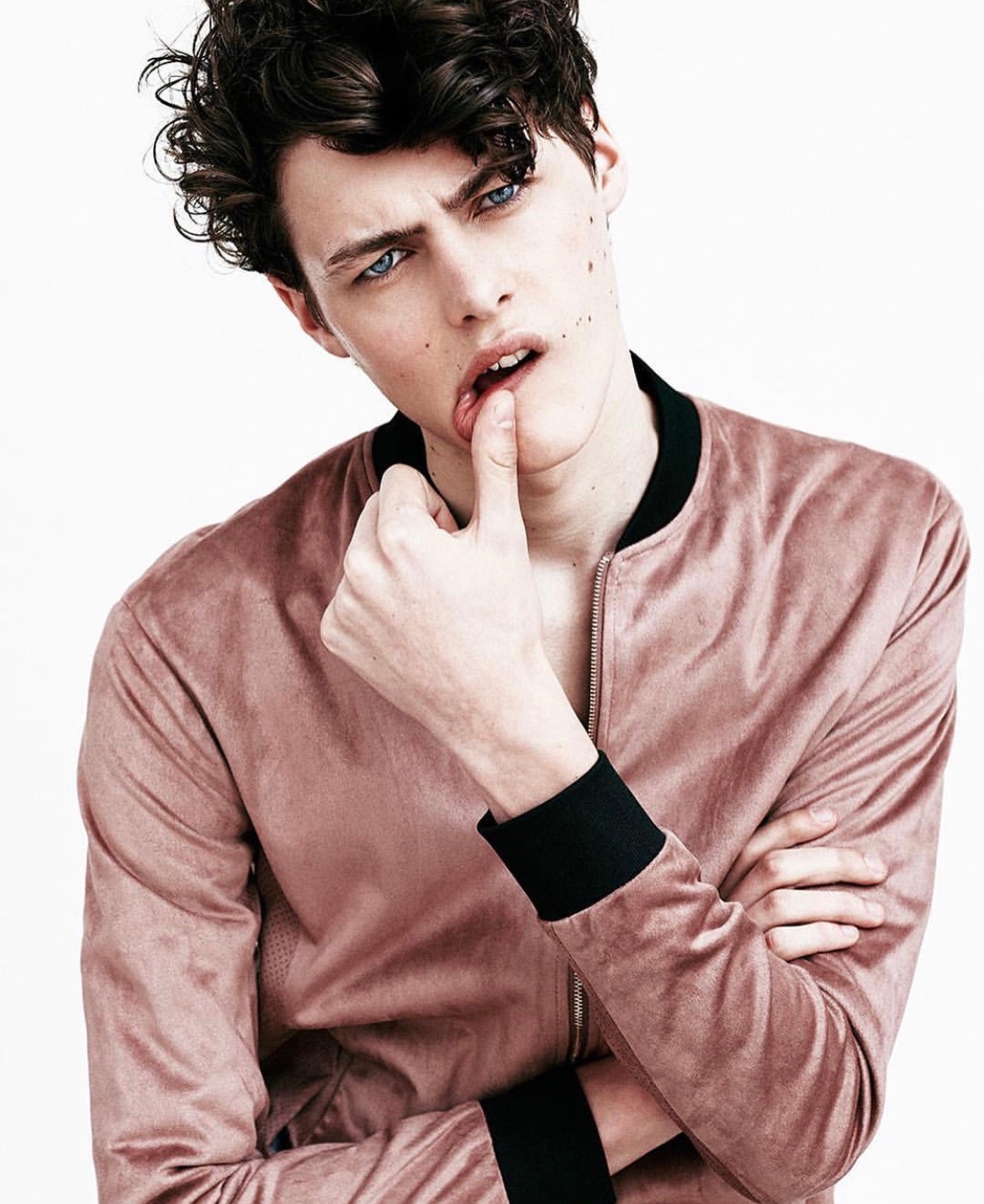 Darwin Gray 于 1996 年出生于英国林肯郡的 Darwin Gray 是一名