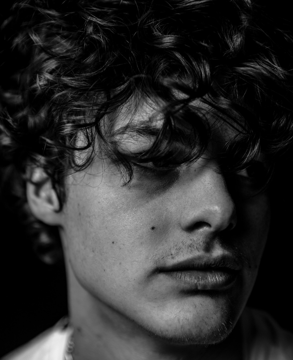 Darwin Gray 于 1996 年出生于英国林肯郡的 Darwin Gray 是一名