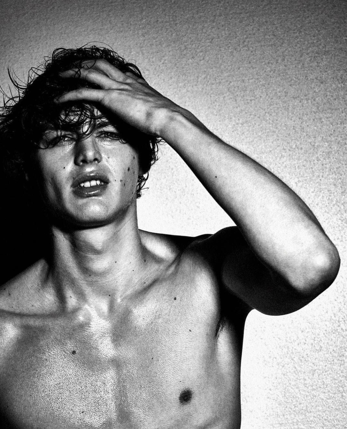 Darwin Gray 于 1996 年出生于英国林肯郡的 Darwin Gray 是一名