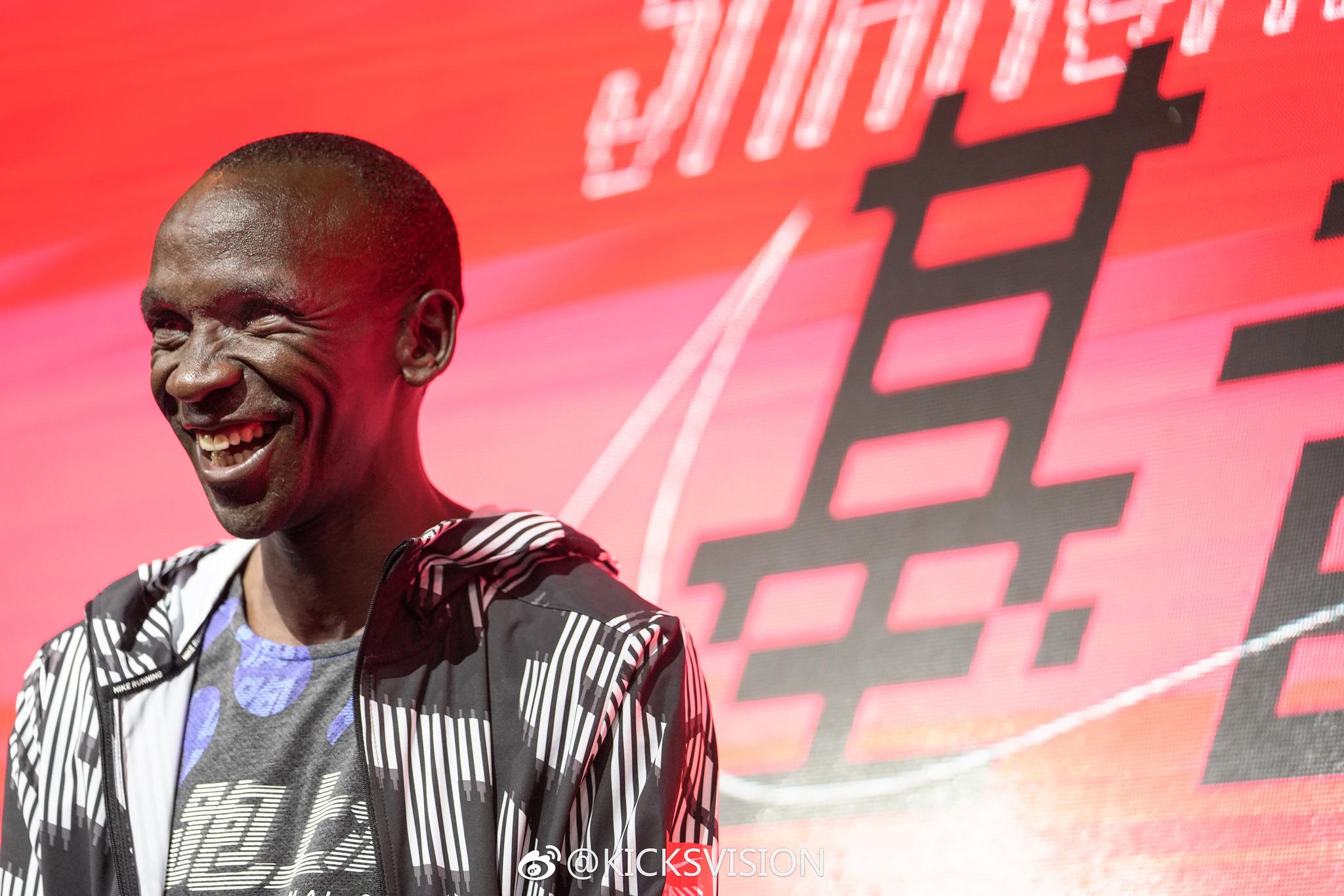 今天下午基普乔格与教练Patrick Sang也来到了上马展示会的现场|基普乔格|教练|展示会_新浪新闻