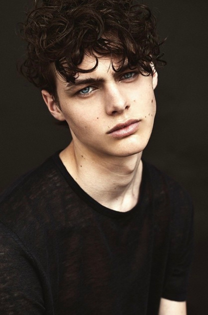 Darwin Gray 于 1996 年出生于英国林肯郡的 Darwin Gray 是一名