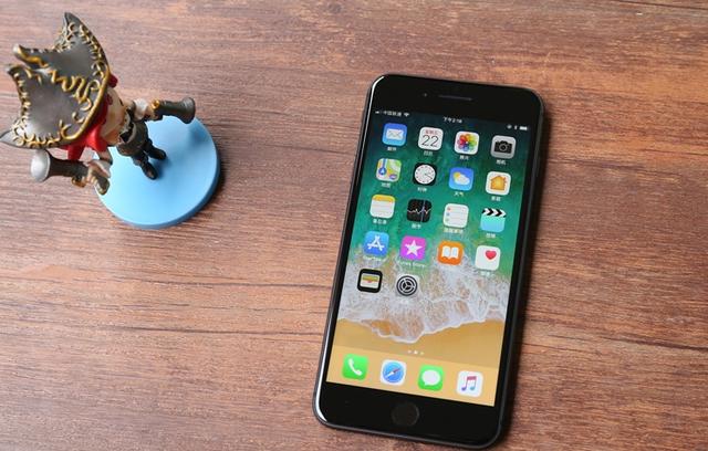 iphone8p价格断崖式暴跌：冰点价5688元，网友：苹果到底怎么了？__财经头条