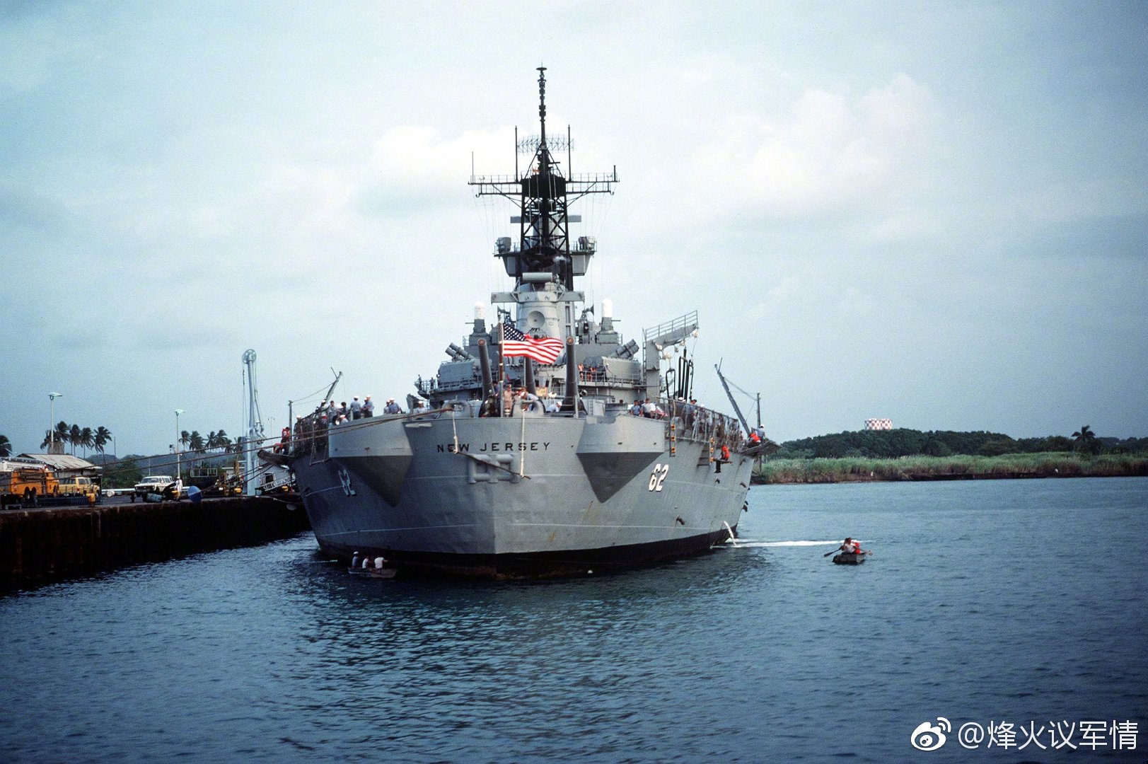 1984年老照片：巴拿马运河上的美国海军新泽西号战列舰（BB-62）|巴拿马运河|战列舰|新泽西_新浪新闻