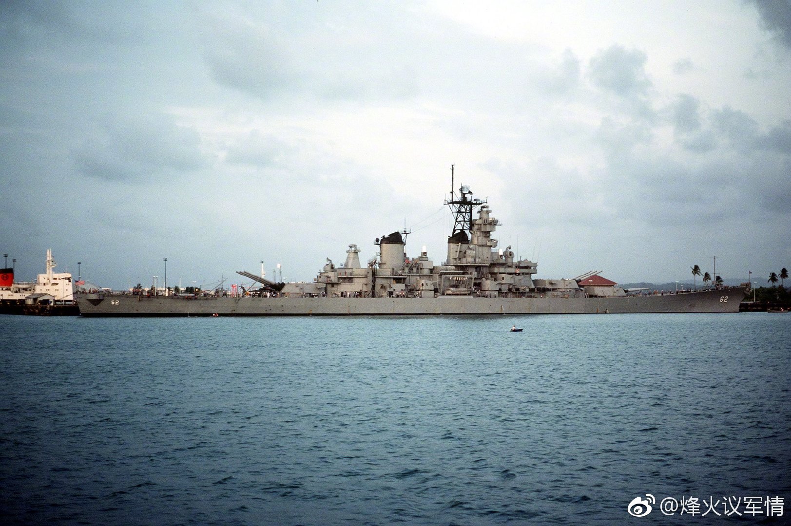 1984年老照片：巴拿马运河上的美国海军新泽西号战列舰（BB-62）|巴拿马运河|战列舰|新泽西_新浪新闻