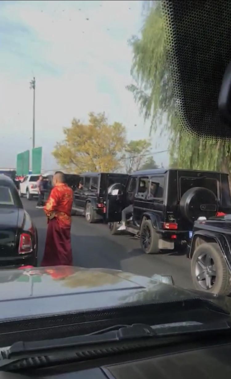 唐山唯一比冀B88888还帅的劳斯莱斯，新郎的打扮一看就是讲究人-新浪汽车