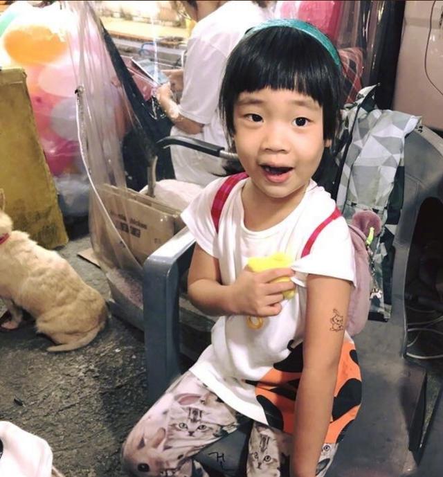 小S的女儿终于长开了，原来可以这么好看，一点也不输给妈妈！
