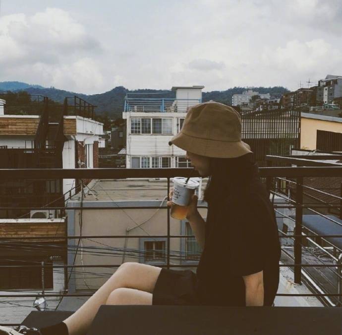 VSCO复古港风调色教程步骤：滤镜HB2，曝光-1，对比度-3.5，高光+1