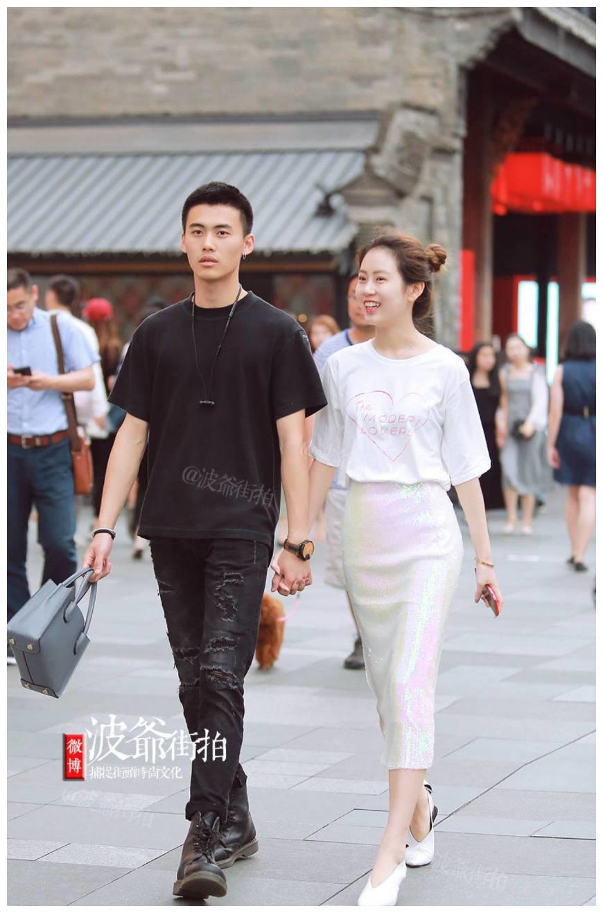 情侣街拍：甜蜜的情侣们，让人羡慕不已！|情侣|小姐姐|穿着_新浪新闻