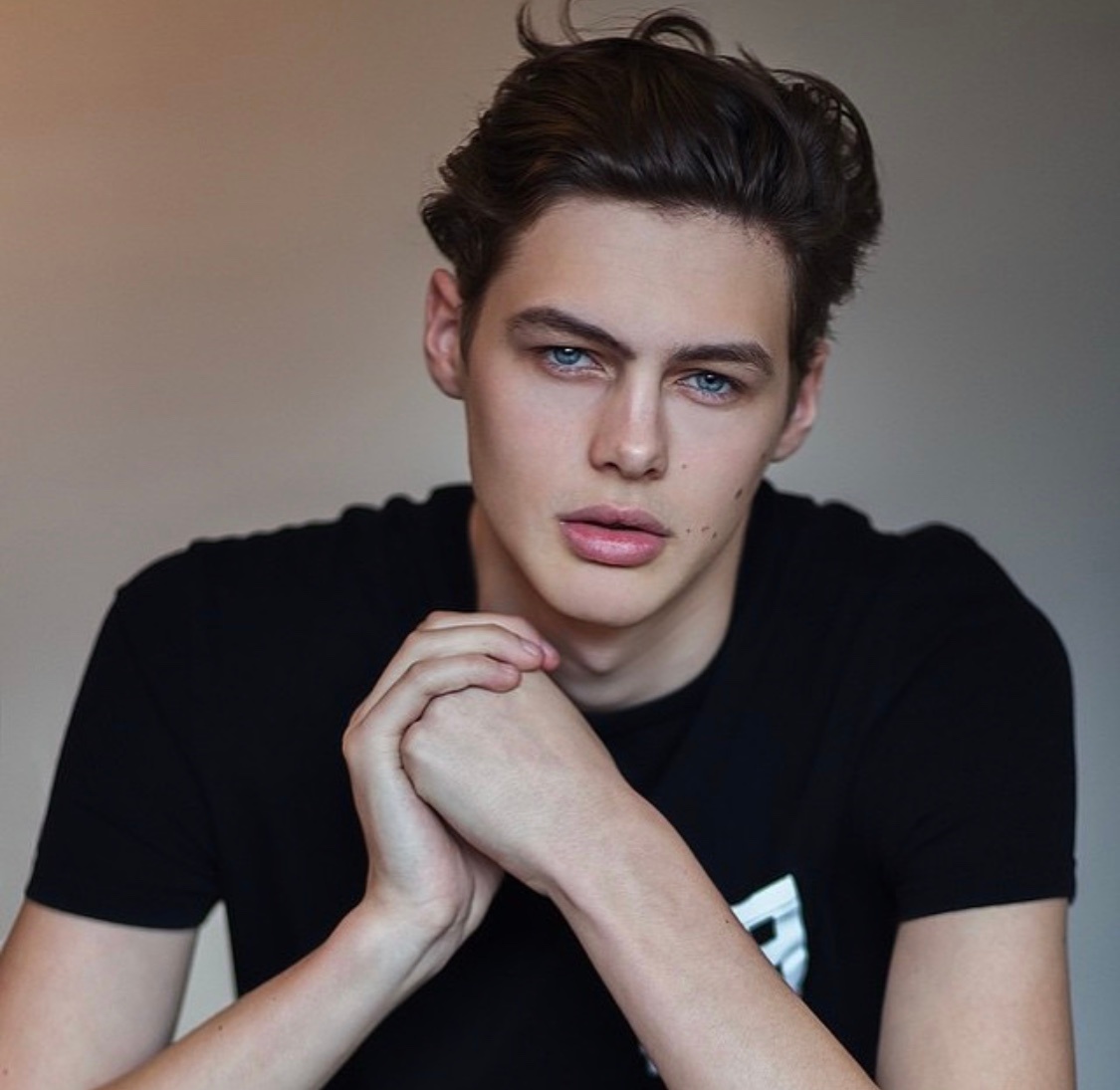 Darwin Gray 于 1996 年出生于英国林肯郡的 Darwin Gray 是一名