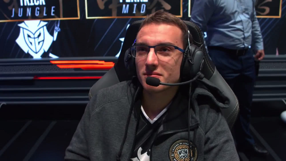 LOL赛场内外有哪些照片让你揪心不已？Faker那一回眸充满心酸！