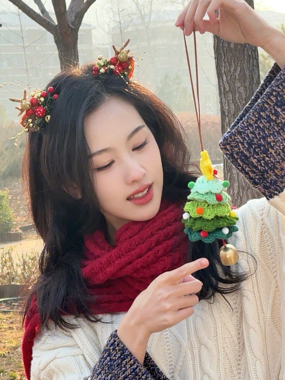 陈都灵圣诞营业化身温柔小鹿|粉丝应援物产出|陆子艺_新浪新闻